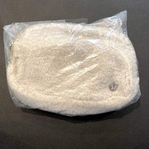 lululemon athletica | Bags | Nwt Lululemon Everywhere Belt Bag Fleece ...